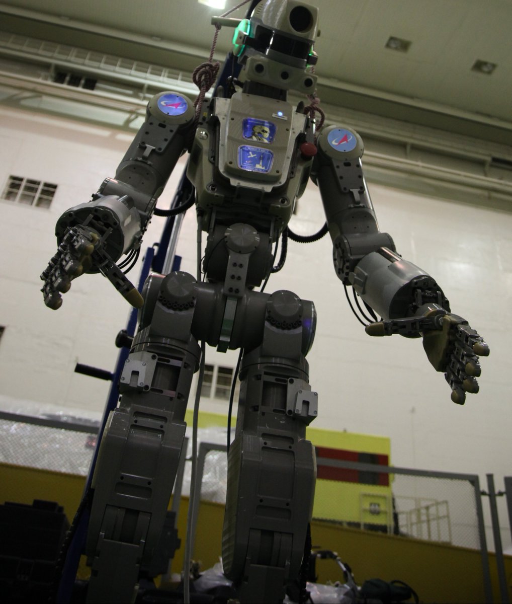 Робот FEDOR (Skybot F-850) учится… открывать бутылку и брать отвертку